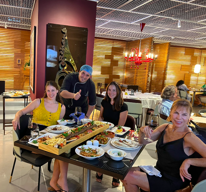 Disfrutando del Famoso ‘meter-long kebab’ de Rehan – Blog de Deby Beard